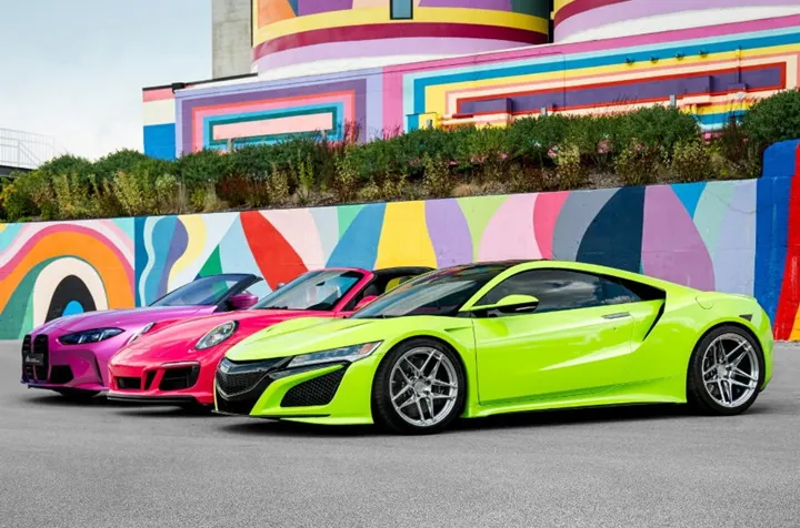 Poolparty, popkonsert och tropisk semester – här är Avery Dennisons nya ...